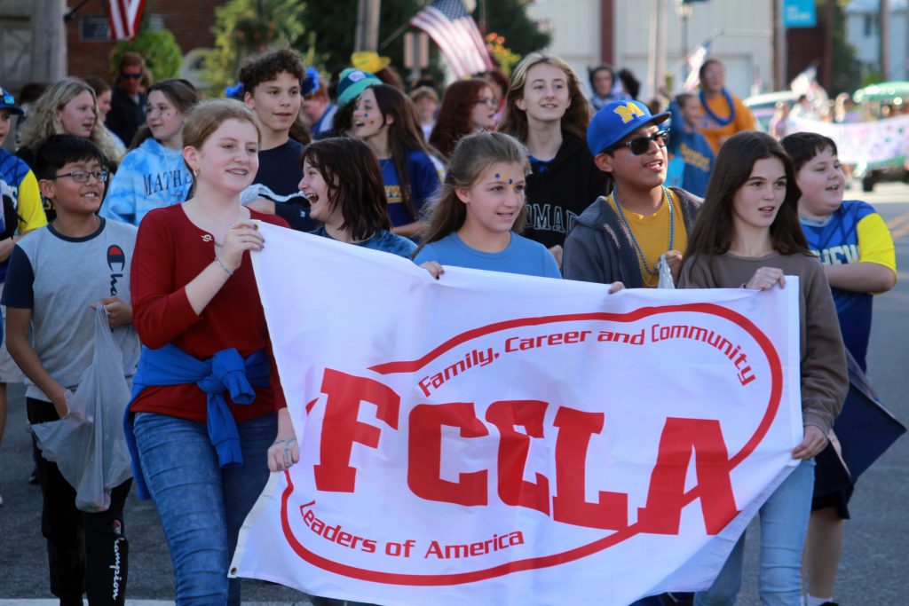 Homecoming parade - Gazette Journal